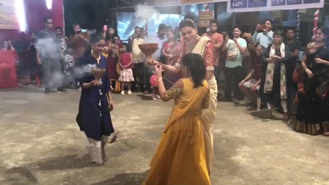 Sushmita Sen gracefully performs dhunuchi dance with daughters on Durga ...