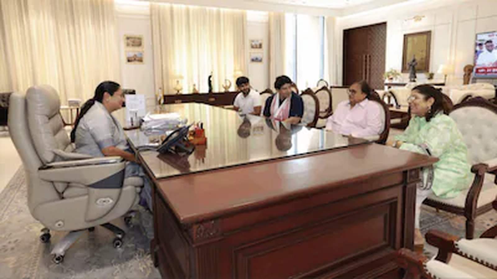 Delhi CM Rekha Gupta’s Chair is Viral: Features, Price & Why It Is ...